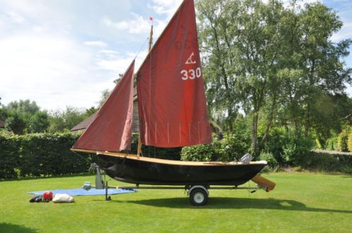 klassieke cornish coble met atlanta trailer en yamaha motor ...